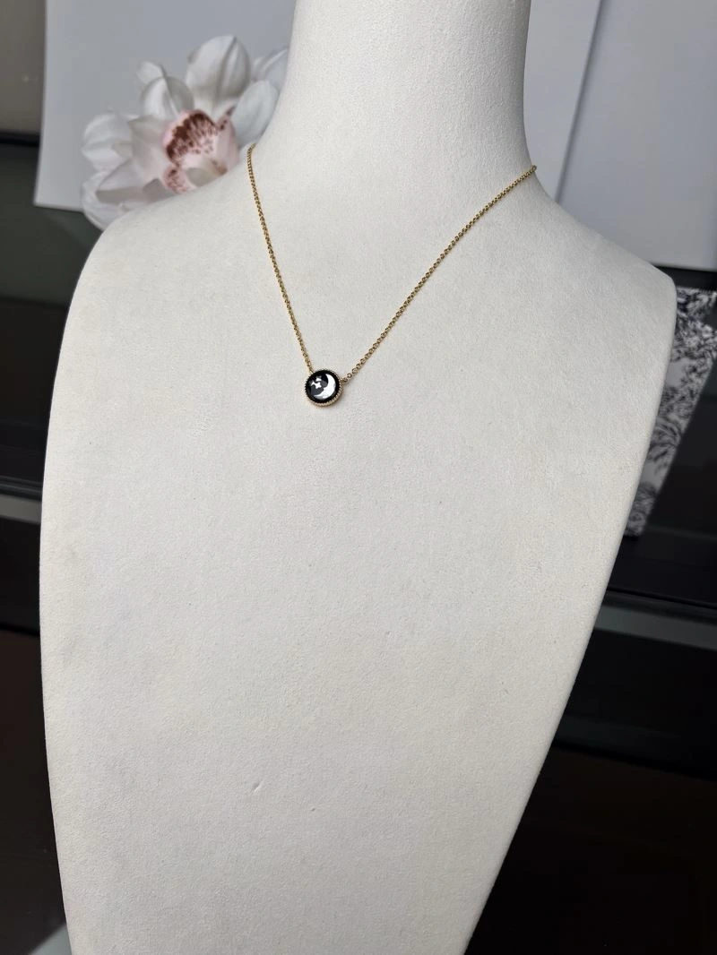 Accurate model Christian Dior Necklaces