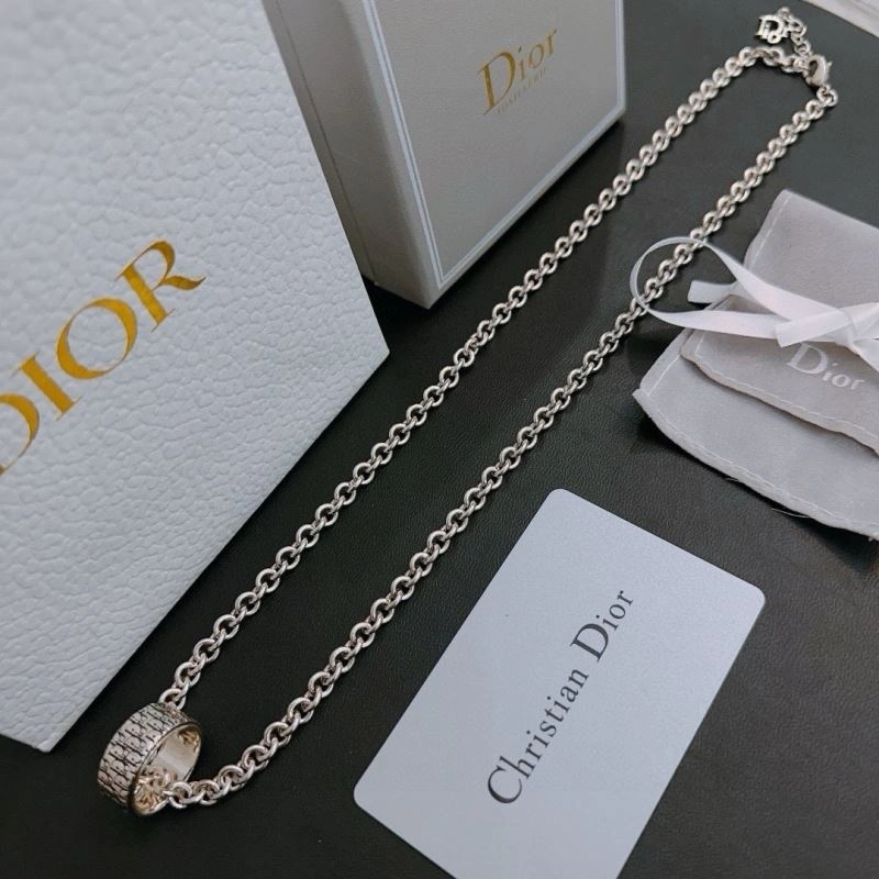 Accurate model Christian Dior Necklaces