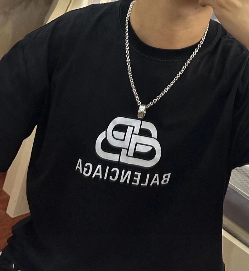 Accurate model Christian Dior Necklaces