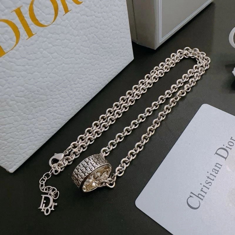 Accurate model Christian Dior Necklaces