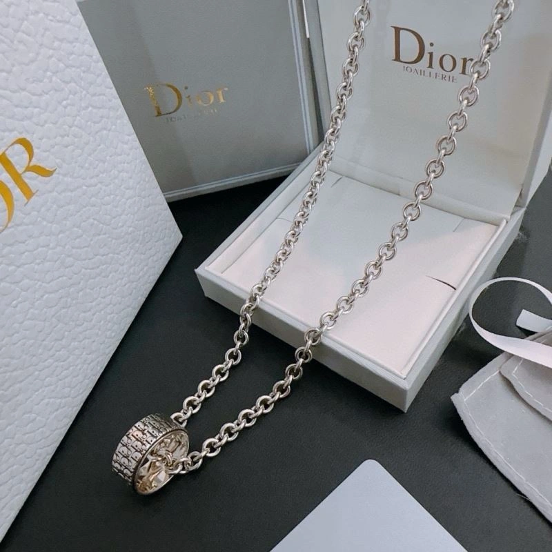 Accurate model Christian Dior Necklaces