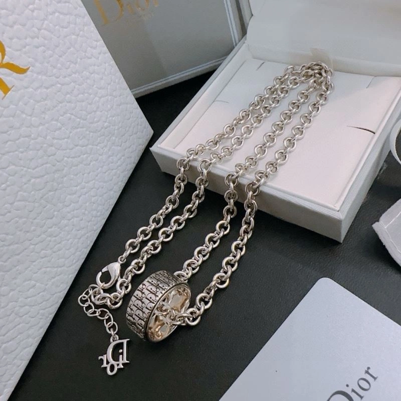 Accurate model Christian Dior Necklaces