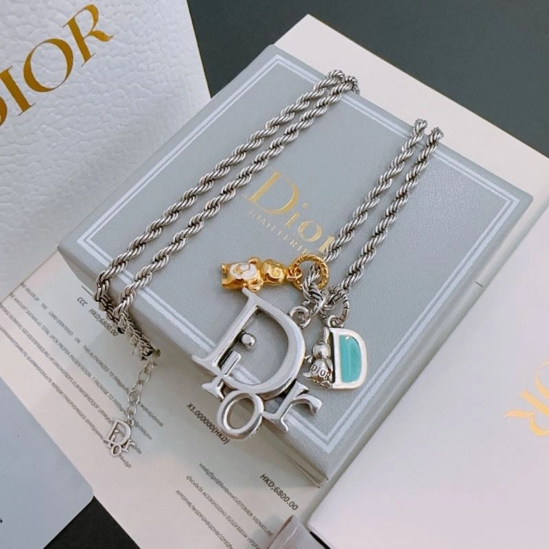 Accurate model Christian Dior Necklaces