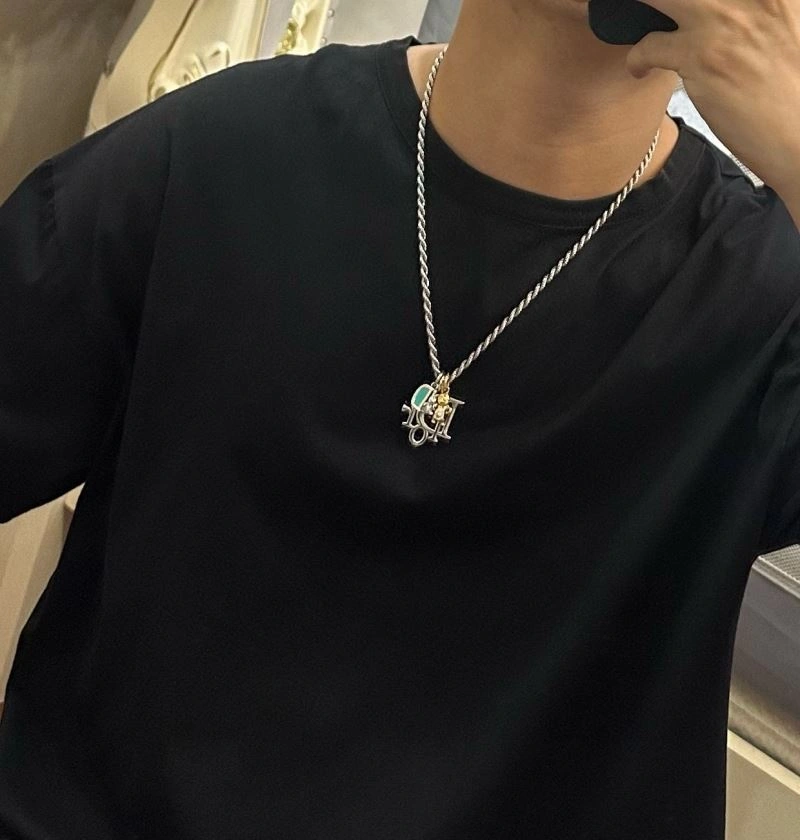 Accurate model Christian Dior Necklaces