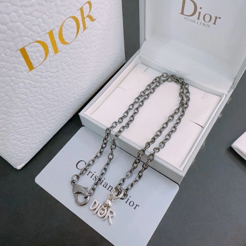 Accurate model Christian Dior Necklaces