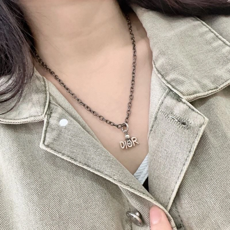 Accurate model Christian Dior Necklaces
