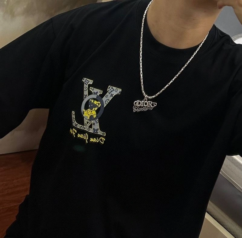 Accurate model Christian Dior Necklaces