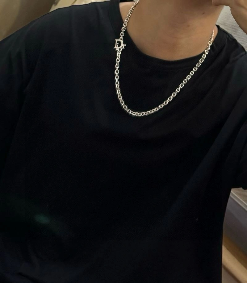 Low-cost Christian Dior Necklaces