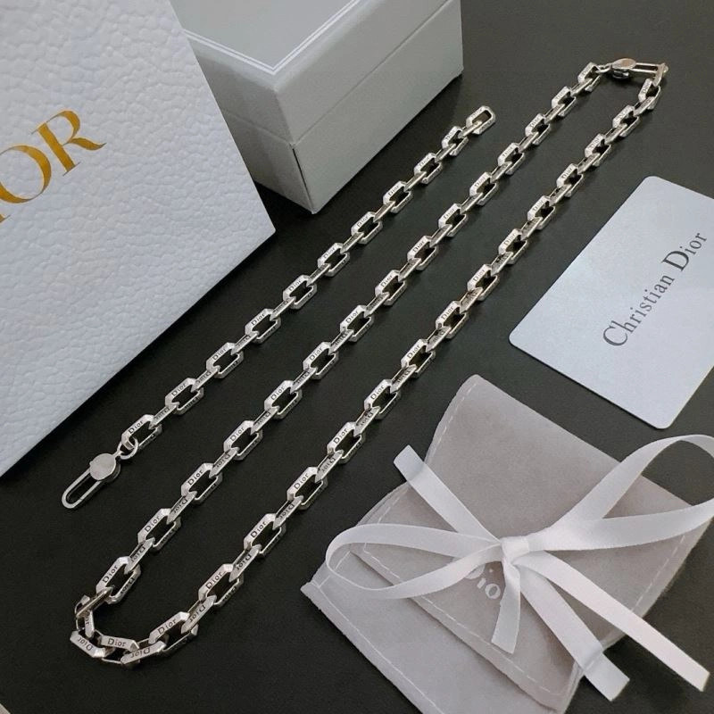 Low-cost Christian Dior Necklaces