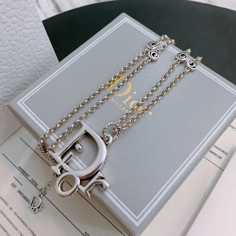 Accurate model Christian Dior Necklaces