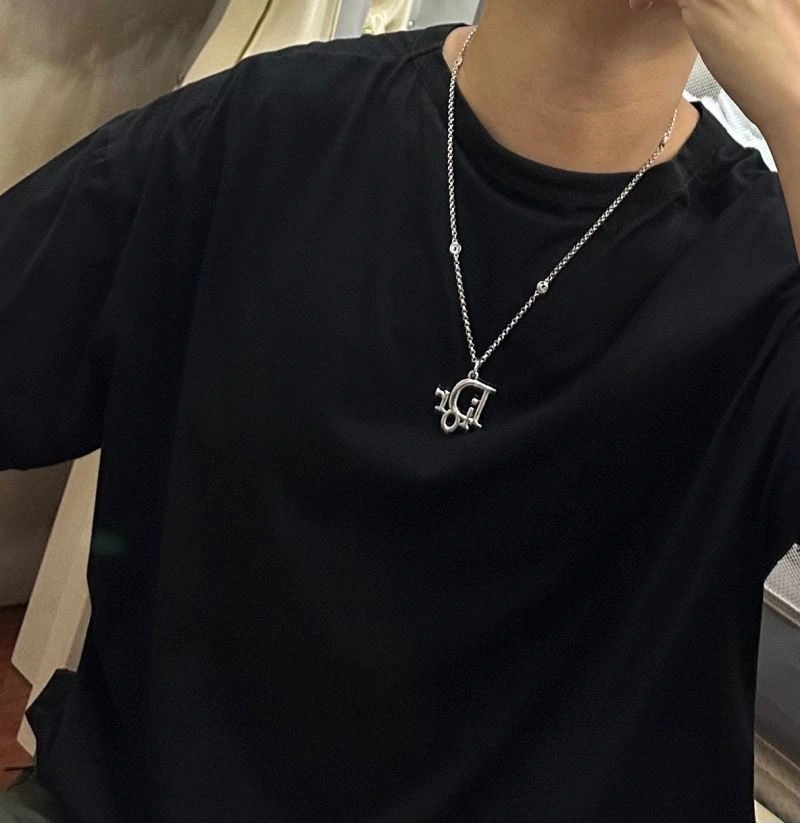 Accurate model Christian Dior Necklaces