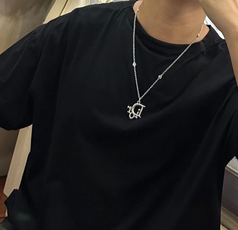 Accurate model Christian Dior Necklaces