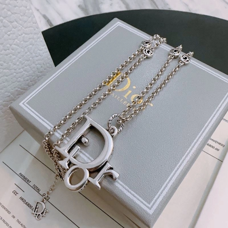 Accurate model Christian Dior Necklaces
