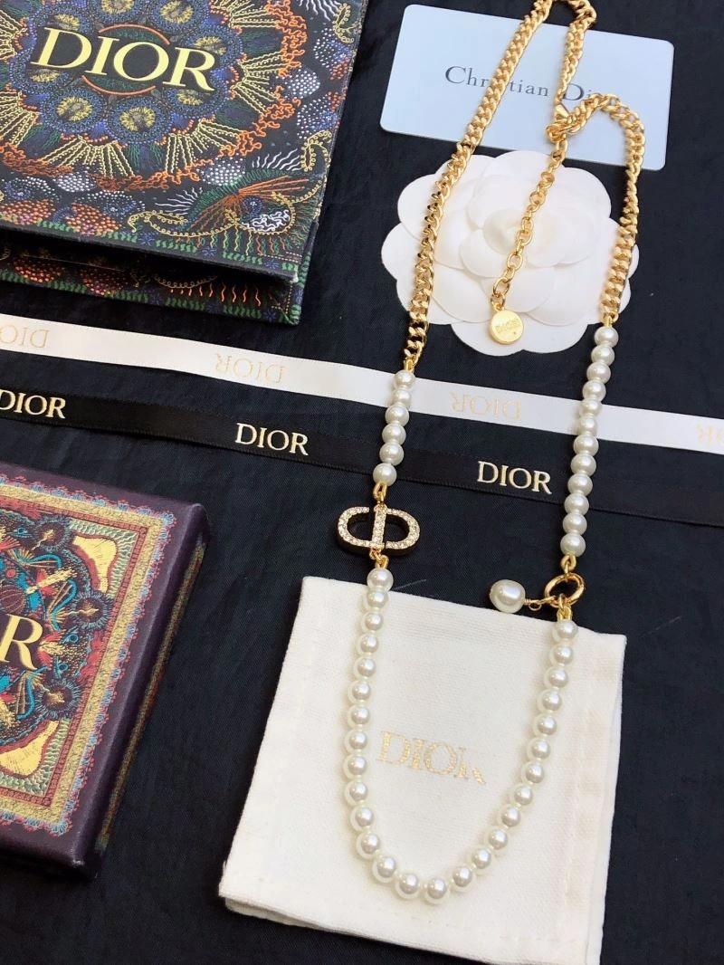 Accurate model Christian Dior Necklaces