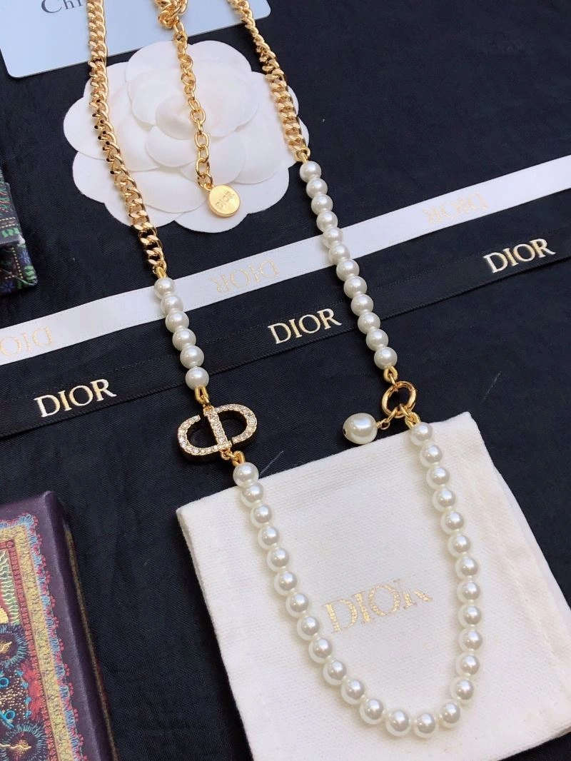 Accurate model Christian Dior Necklaces