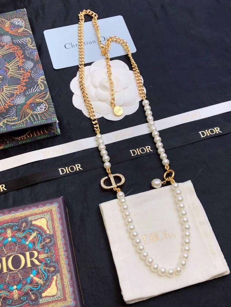 Accurate model Christian Dior Necklaces