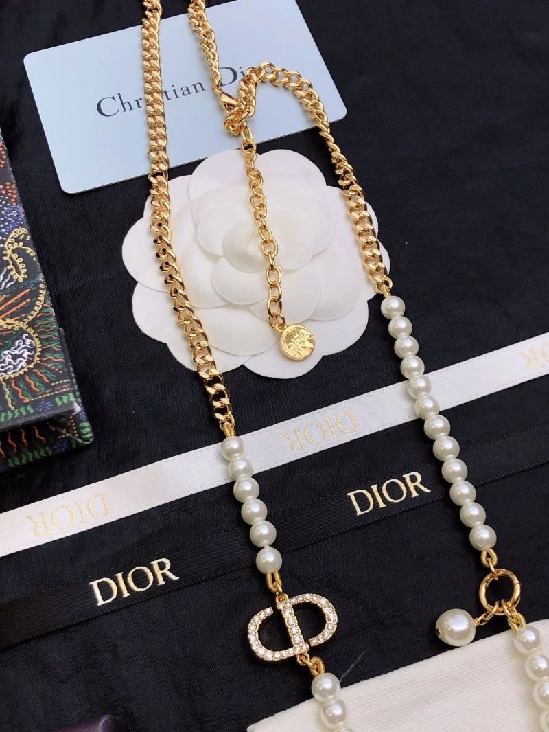 Accurate model Christian Dior Necklaces