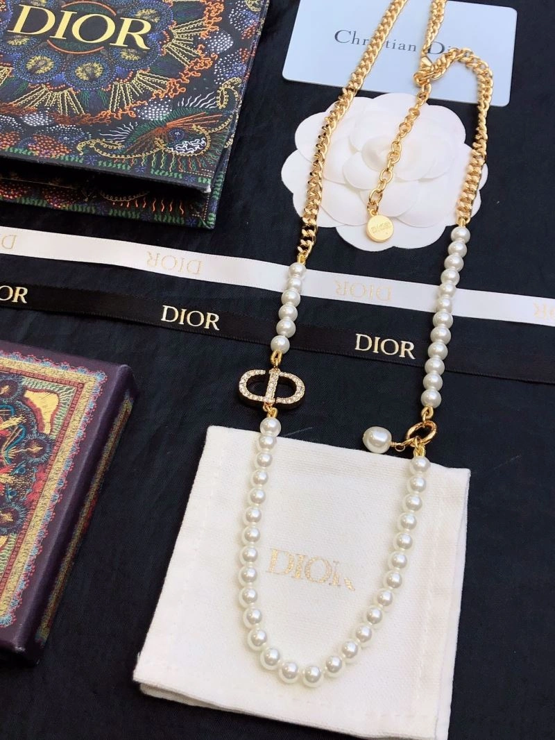 Accurate model Christian Dior Necklaces