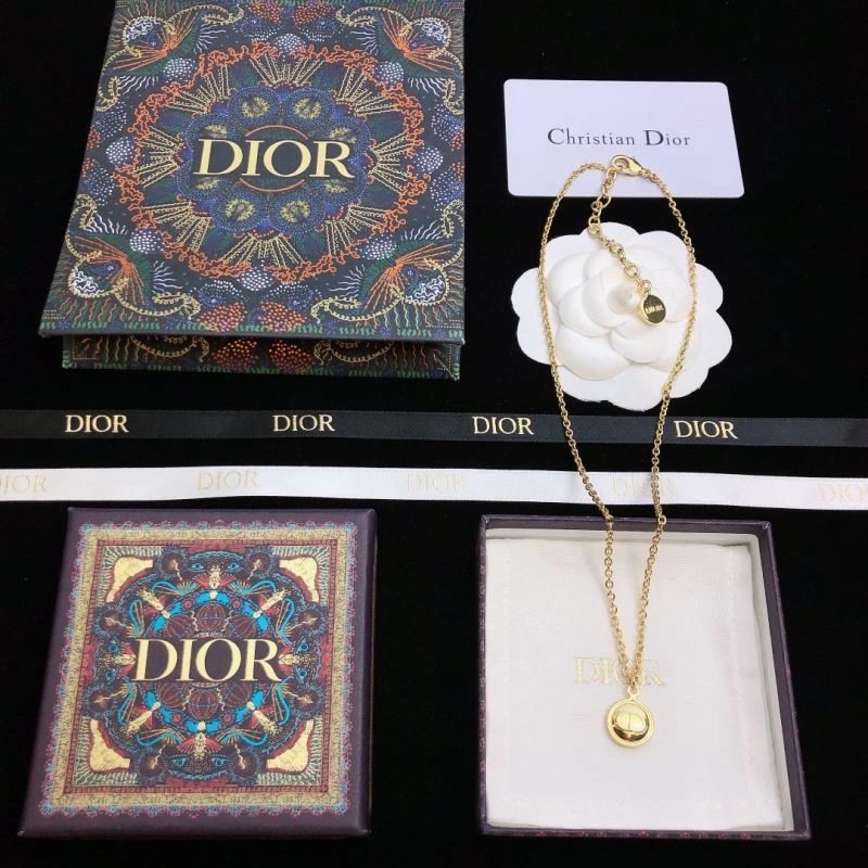 Accurate model Christian Dior Necklaces