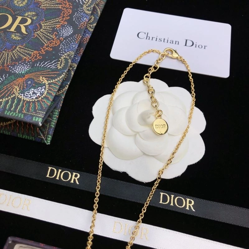 Accurate model Christian Dior Necklaces