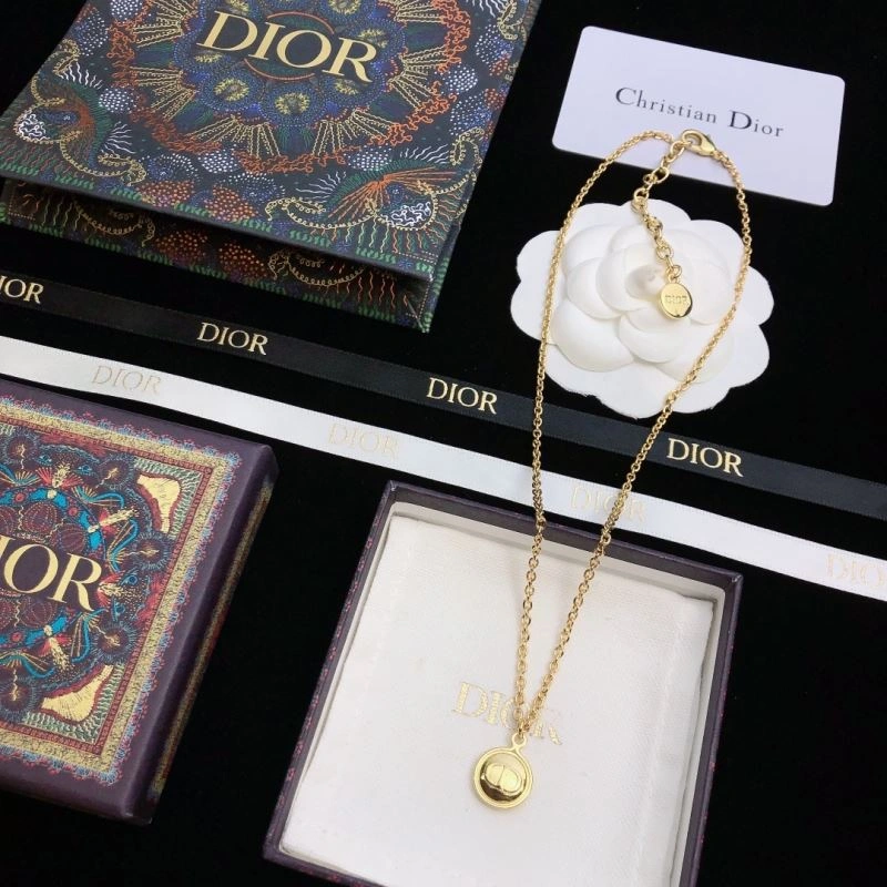 Accurate model Christian Dior Necklaces