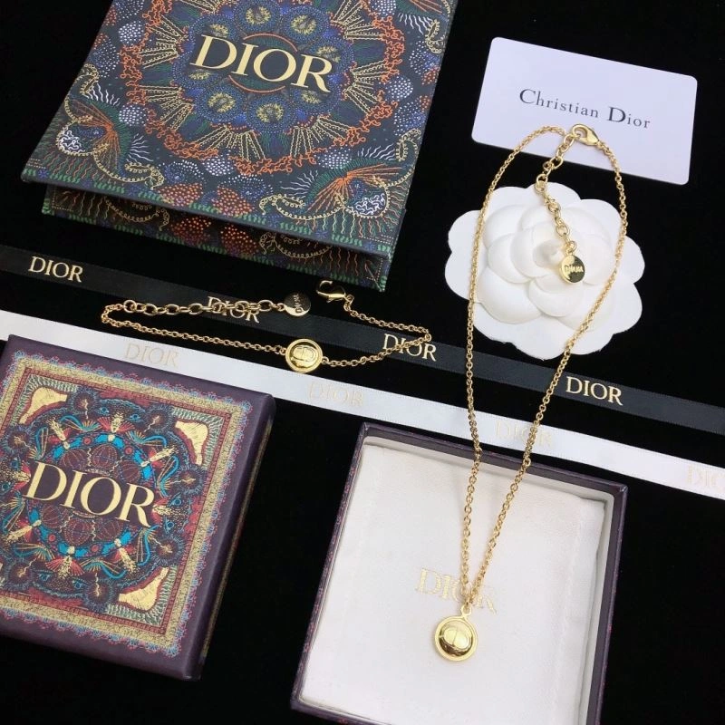Accurate model Christian Dior Necklaces