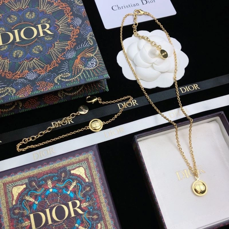 Accurate model Christian Dior Necklaces