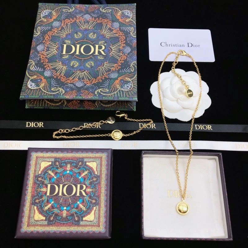 Accurate model Christian Dior Necklaces