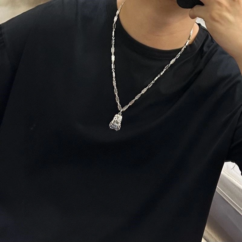 Low-cost Christian Dior Necklaces
