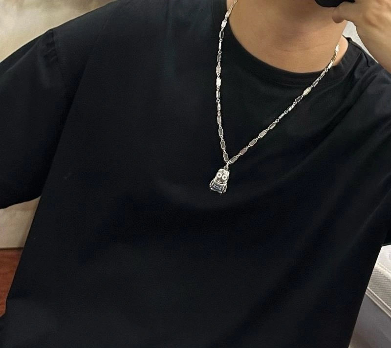 Low-cost Christian Dior Necklaces