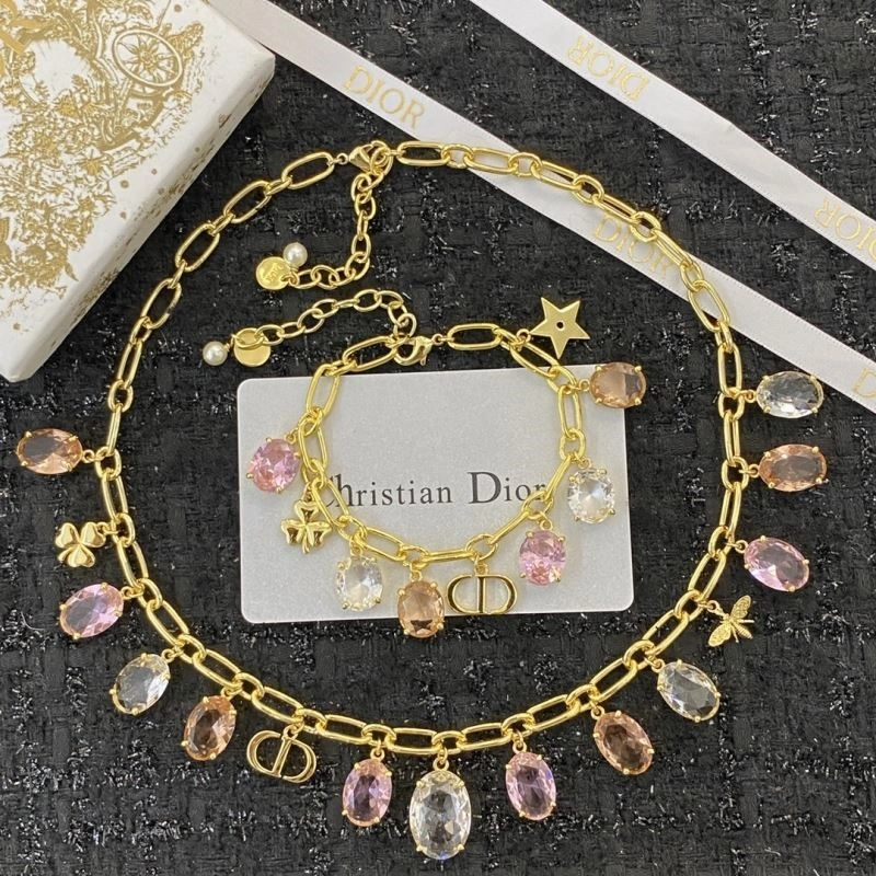 Low-cost Christian Dior Necklaces