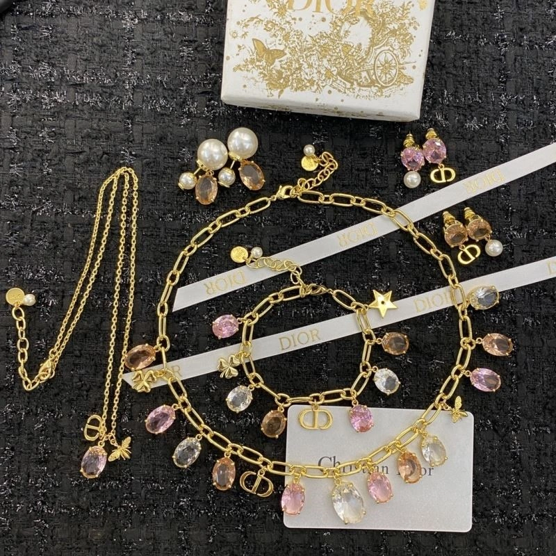 Low-cost Christian Dior Necklaces