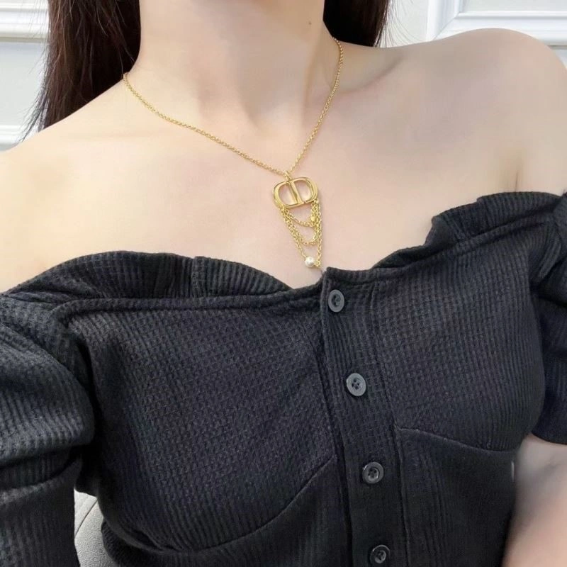 Accurate model Christian Dior Necklaces