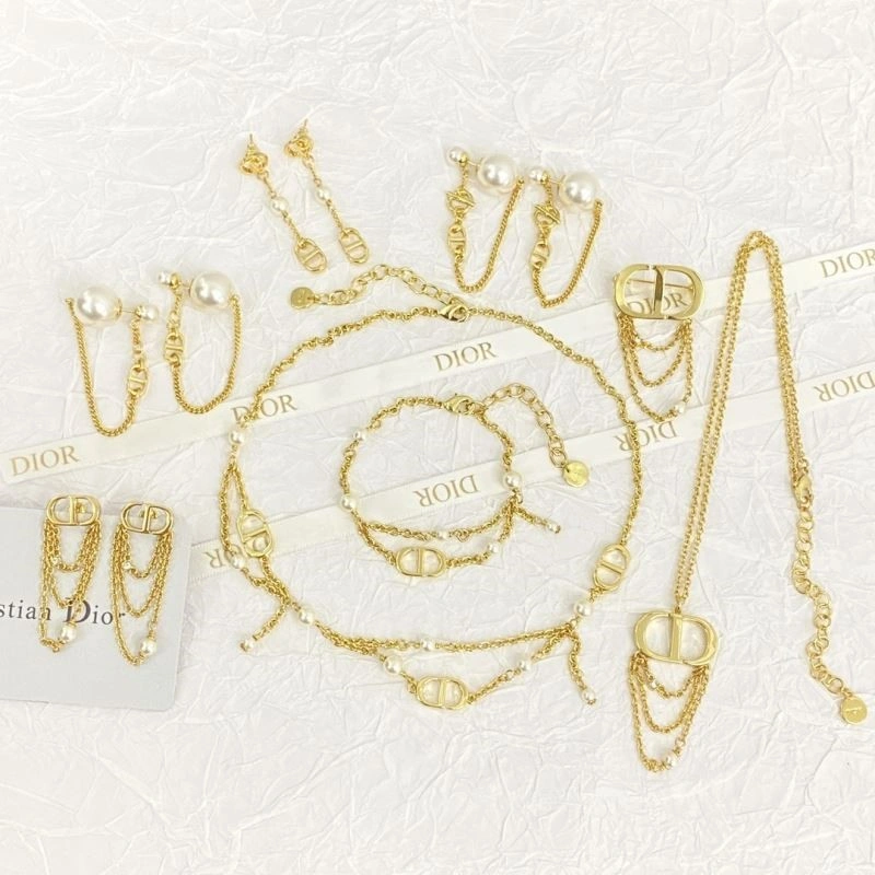 Accurate model Christian Dior Necklaces