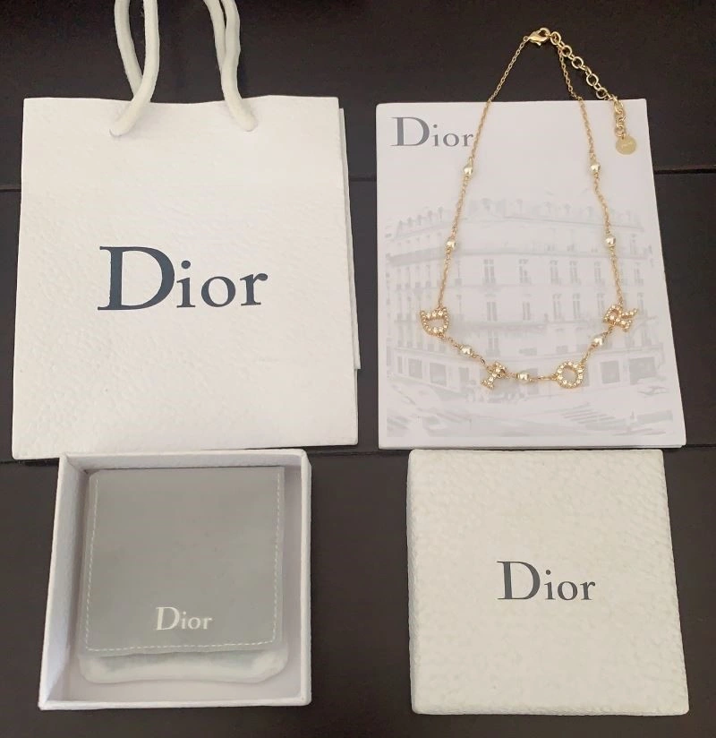 Accurate model Christian Dior Necklaces