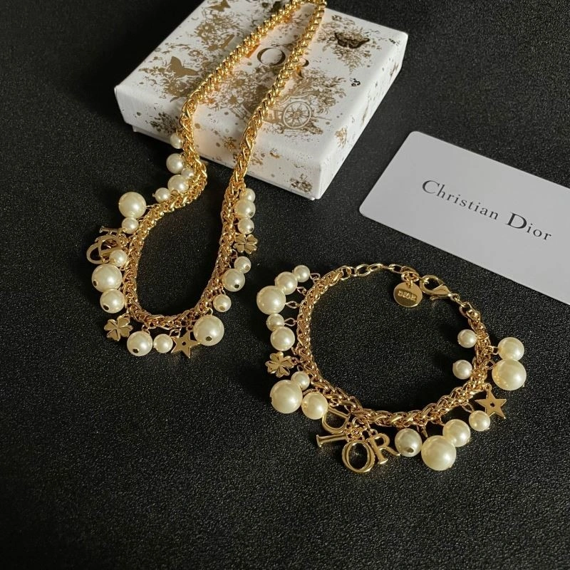 Low-cost Christian Dior Necklaces