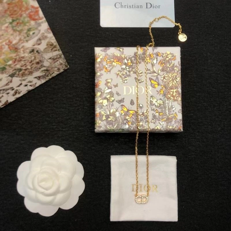 Accurate model Christian Dior Necklaces