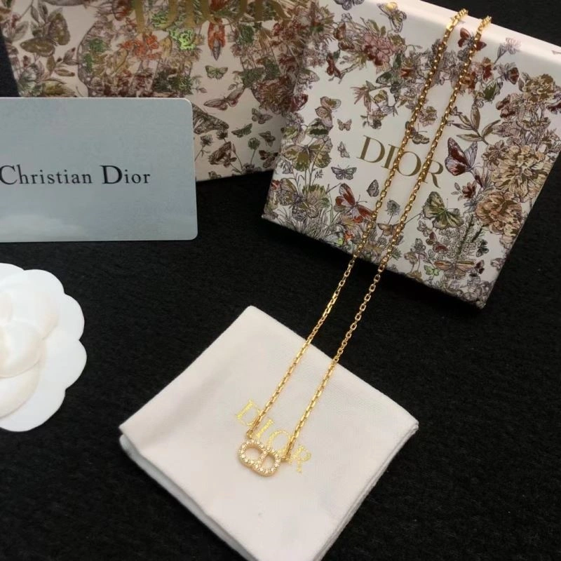 Accurate model Christian Dior Necklaces