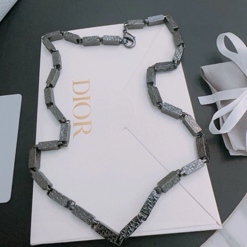 Accurate model Christian Dior Necklaces