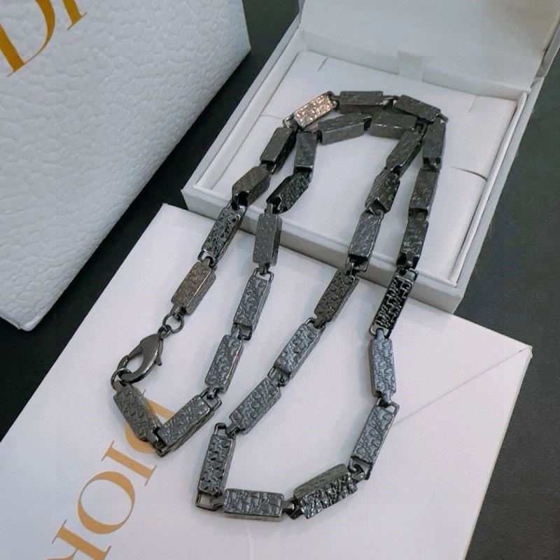 Accurate model Christian Dior Necklaces