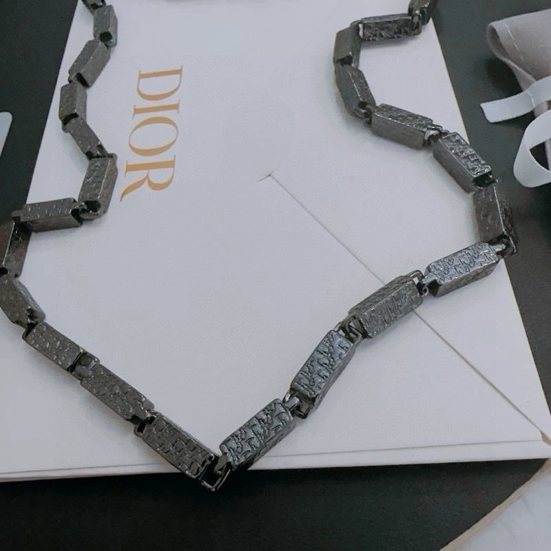 Accurate model Christian Dior Necklaces