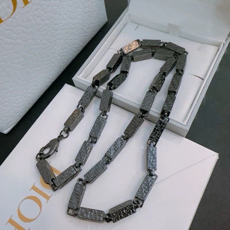 Accurate model Christian Dior Necklaces