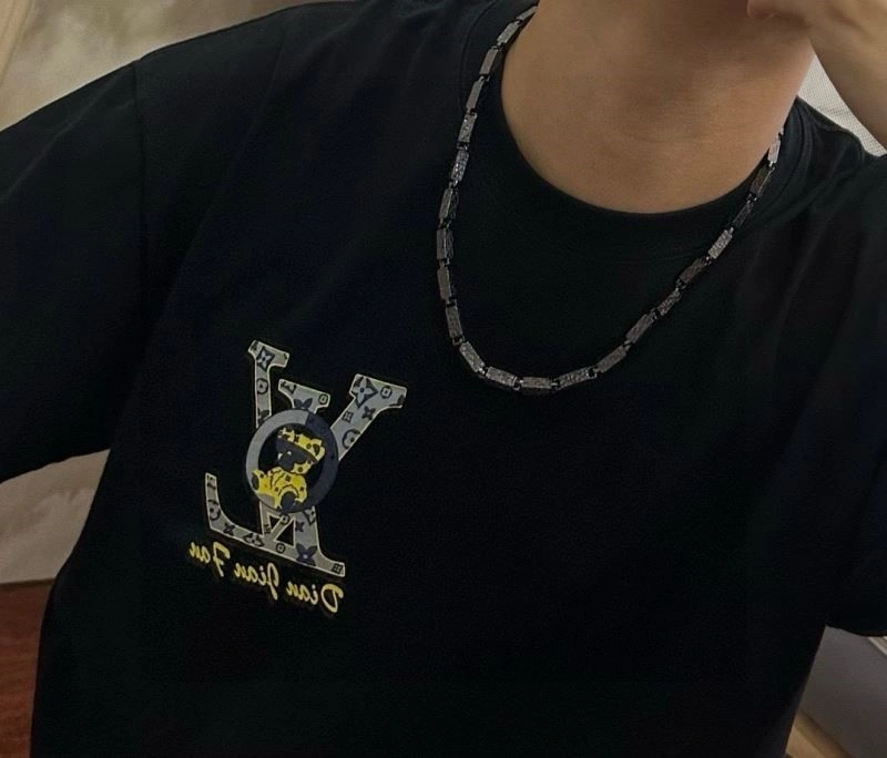 Accurate model Christian Dior Necklaces