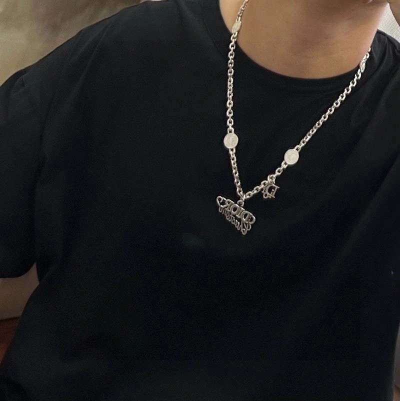 Low-cost Christian Dior Necklaces