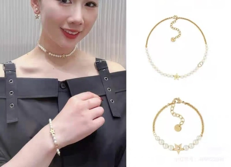 Accurate model Christian Dior Necklaces