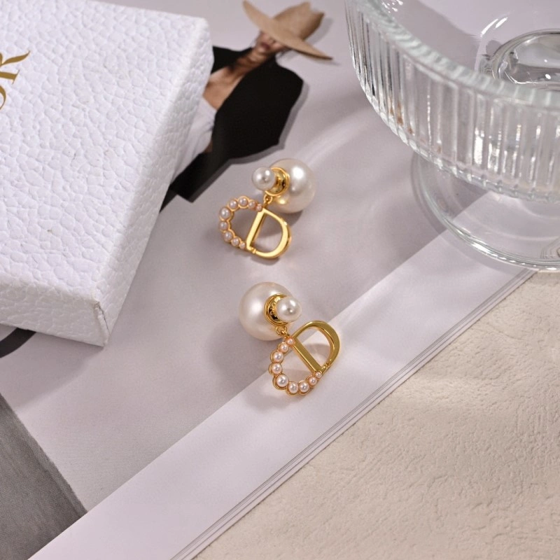 Low-cost Christian Dior Necklaces