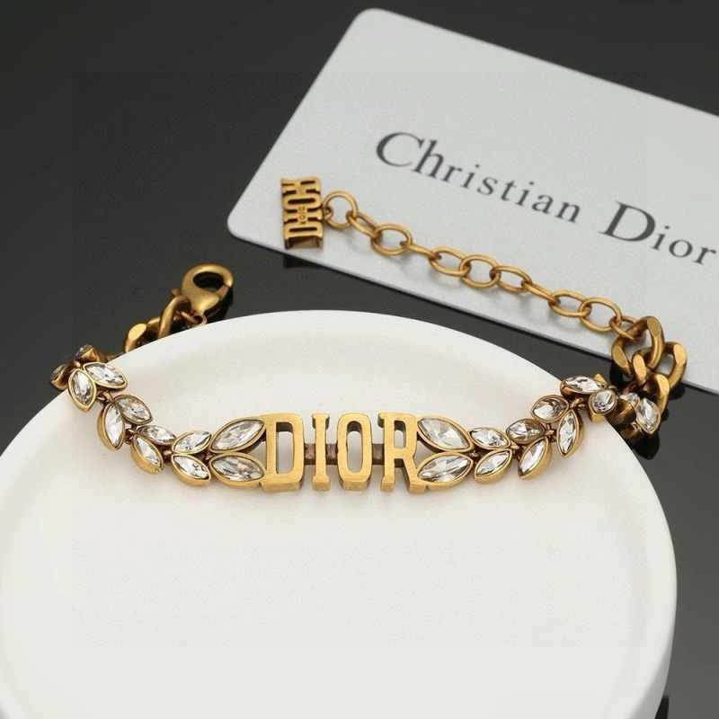 Low-cost Christian Dior Necklaces