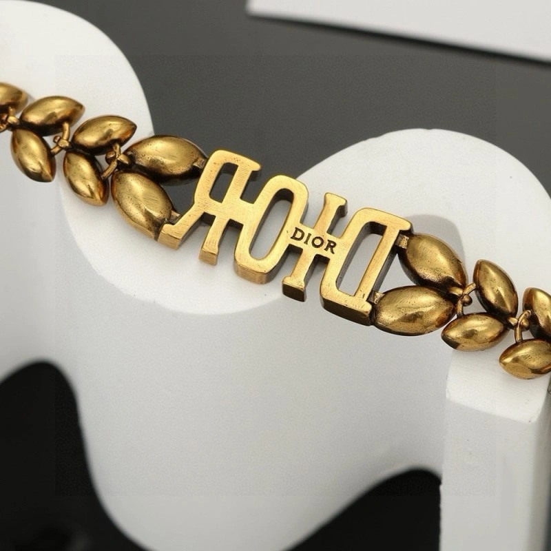 Low-cost Christian Dior Necklaces