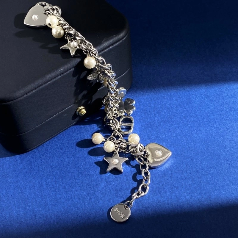 Low-cost Christian Dior Necklaces