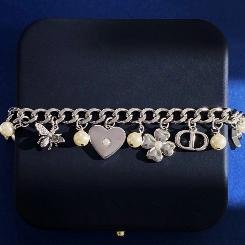 Low-cost Christian Dior Necklaces